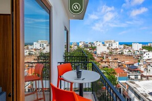 Apartamento em Condomínio Fechado, 1 cama queen-size e sofá-cama, acesso à piscina (Luz 401) | Refeições ao ar livre