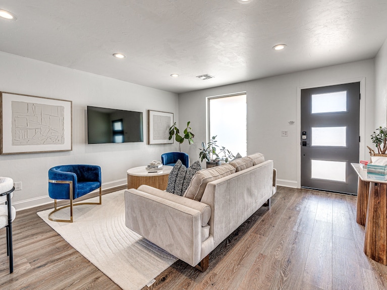 4 Sumptuous Bedrooms · 2 Full Baths · S. Downtown Okc Park View · Pet-friendly - Bricktown - Oklahoma City