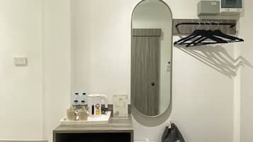 Quarto Duplo Standard, micro-ondas, vista para o jardim | Secretária, secretária adequada para computadores portáteis