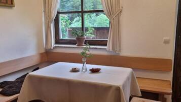 Apartamento, varanda, vista para a montanha | Refeições no quarto