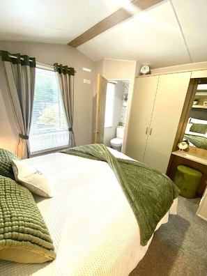 2 quartos, com decoração personalizada, com mobília individualizada