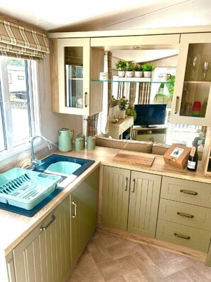 Uma máquina de lavar louça, utensílios de cozinha