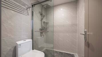 Apartamento sênior | Banheiro | Chuveiro, chuveiro com efeito de chuva, produtos de toalete grátis