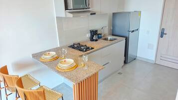 Suite-Estúdio Comfort, varanda, vista para o mar | Kitchenette privada