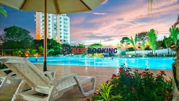 3 piscinas externas, funciona das 10h às 19h30, guarda-sóis
