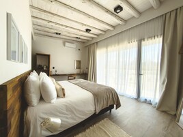 Quarto casal ou duplo, vista para a montanha | Cofres nos quartos, escrivaninha, espaço de trabalho para notebook