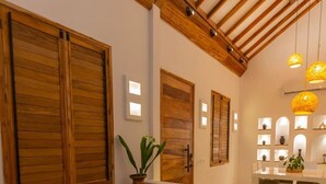 Uma sala de estar moderna com teto de madeira, assentos embutidos e uma mesa de centro.