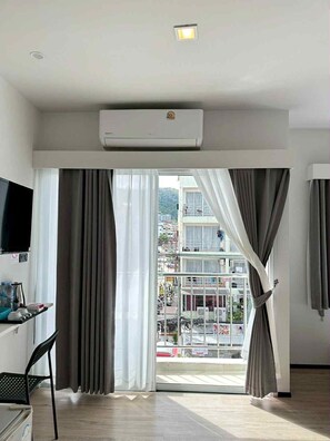 Quarto Superior, 1 cama king-size, varanda, Vista para a cidade | Casa de banho