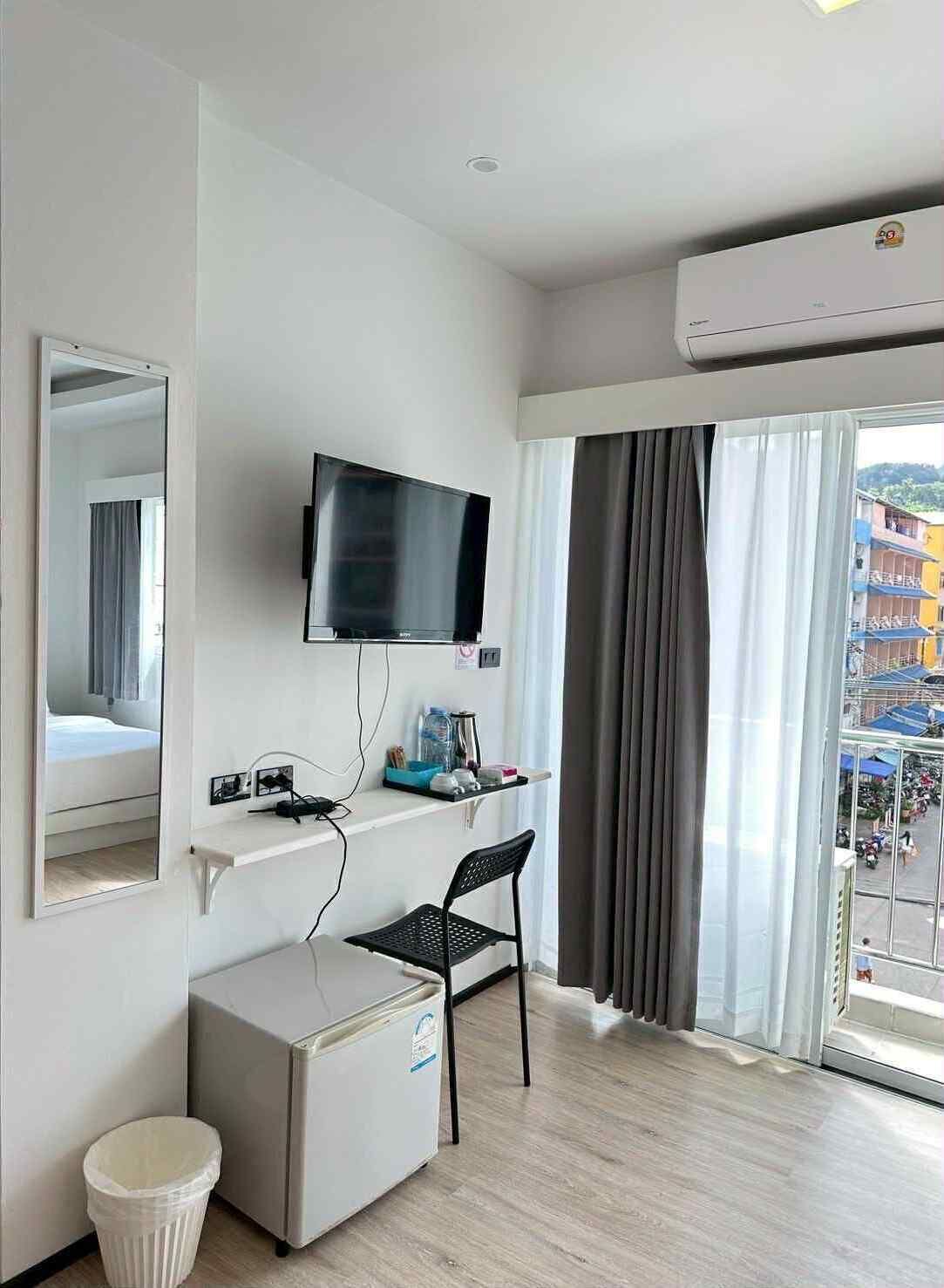 Quarto Superior, 1 cama king-size, varanda, Vista para a cidade | Wi-fi grátis 