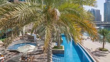 2 piscinas externas, guarda-sóis, espreguiçadeiras