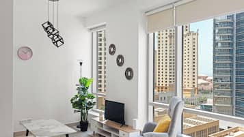 Apartamento clássico, vista para o pátio | Sala de estar | TV LED 32 polegadas com canais via satélite