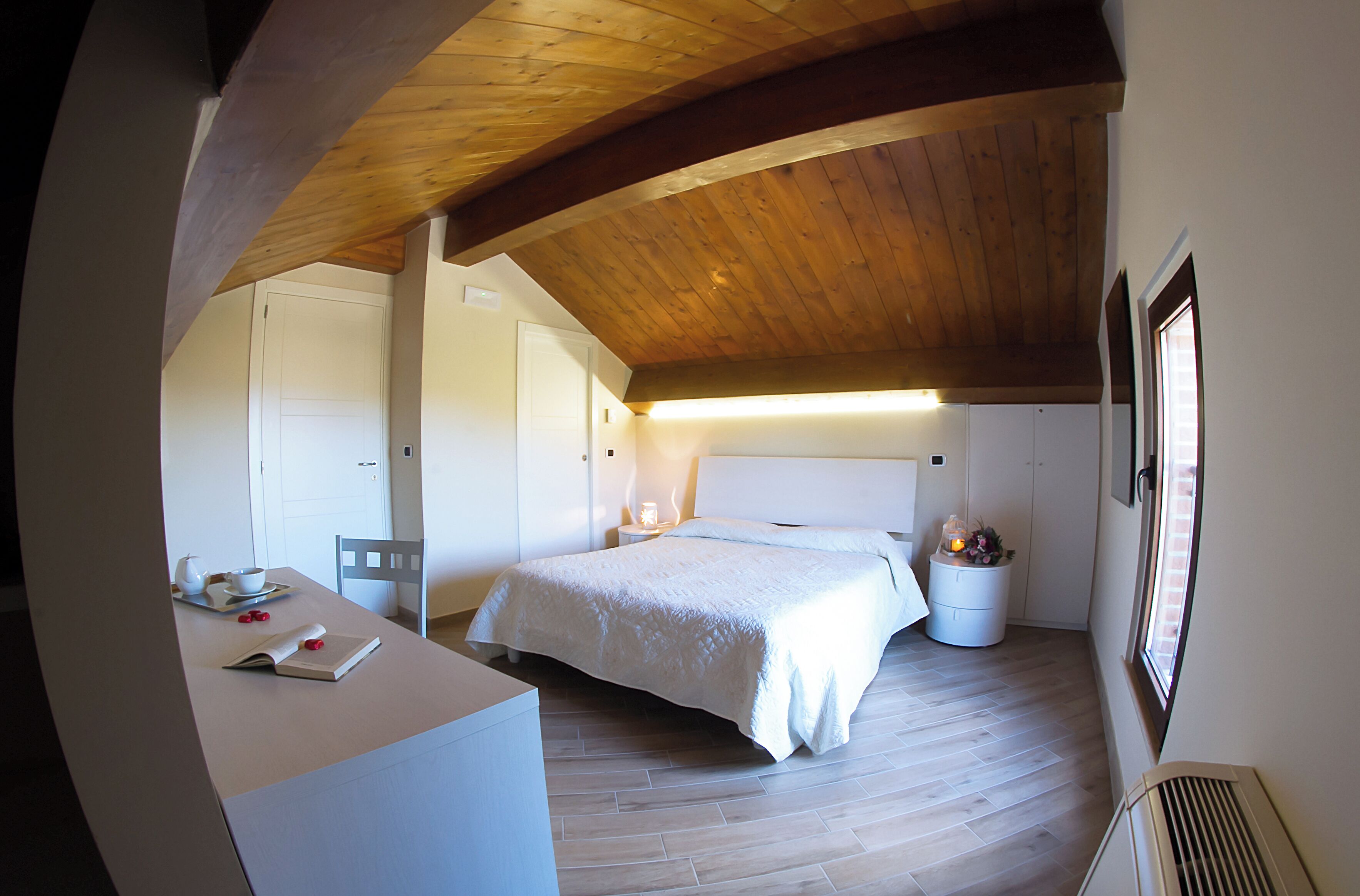 Suite Júnior, vista para o jardim | Secretária, ferro/tábua de engomar, Wi-fi grátis 