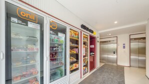 Um corredor com um refrigerador exposto com a etiqueta 