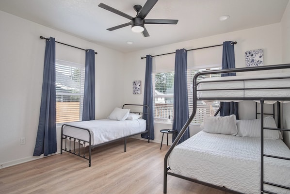 Casa (4 Bedrooms) | 4 quartos, secretária adequada para computadores portáteis