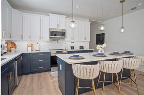 Casa (4 Bedrooms) | Cozinha privada | Um micro-ondas, um forno, uma cafeteira/bule, mesas de jantar