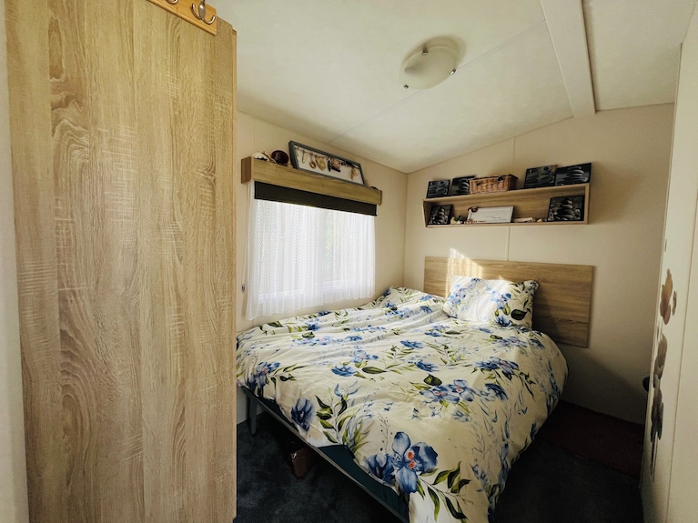 Mindful Caravan Stay W/one Suitcase. Sleeps 4. Garden Seating, Tv-detox + Wifi. - Pagham