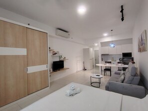 Suite-Estúdio Deluxe, Vista para a cidade | Cozinha privada | Um frigorífico 