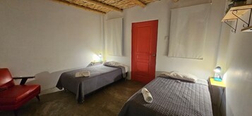 Quarto Twin Comfort, casa de banho privativa, vista para a piscina | Wi-fi grátis, roupa de cama fornecida 