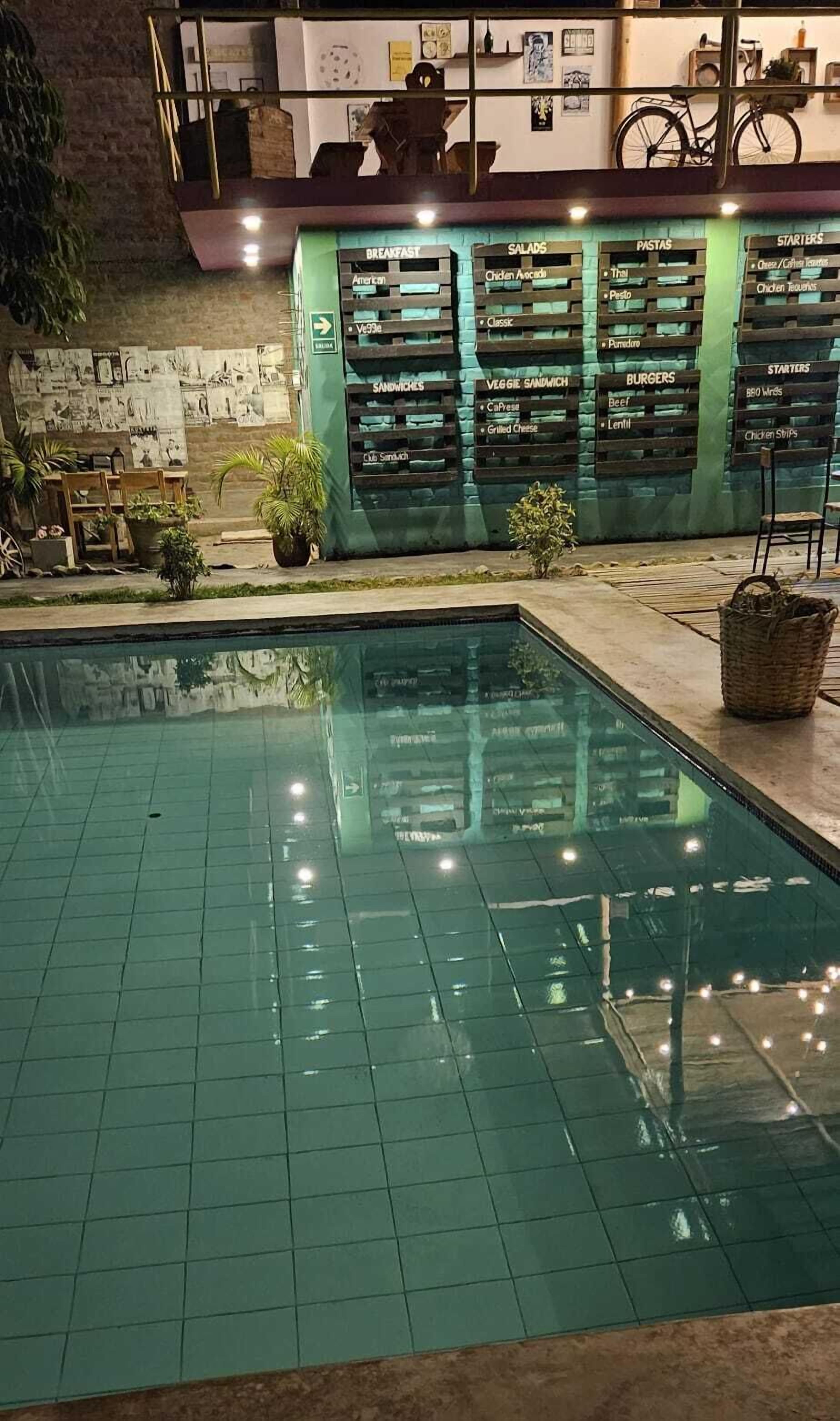 Piscina externa, espreguiçadeiras