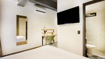 Quarto luxo | Escrivaninha, cortinas blackout, ferros/tábuas de passar roupa