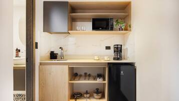 Quarto duplo luxo | Cozinha privada | Frigobar, micro-ondas, talheres/pratos/utensílios de cozinha