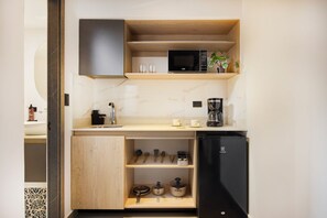 Quarto Twin Deluxe | Cozinha privada | Minifrigorífico, um micro-ondas, utensílios de cozinha 