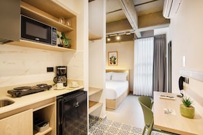 Quarto Deluxe | Secretária, cortinas/cortinados opacos, ferro/tábua de engomar