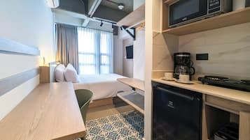 Quarto luxo | Cozinha privada | Frigobar, micro-ondas, talheres/pratos/utensílios de cozinha