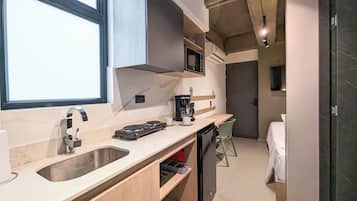 Quarto casal standard | Cozinha privada | Frigobar, micro-ondas, talheres/pratos/utensílios de cozinha