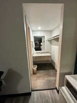 Chuveiro/banheira combinados, toalhas de banho, sabonete, shampoo