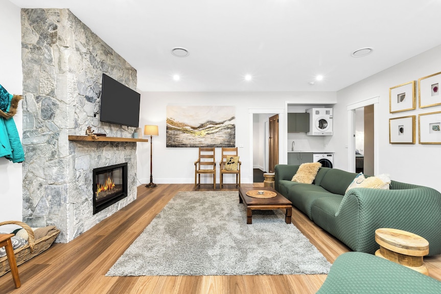 Newly Renovated 4 Bed, 3 Bath Retreat With Lux Stone Fireplace & Cooks Kitchen - クーマ