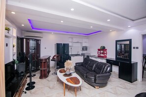 Apartamento família, sacada, vista para a cidade | Área de estar