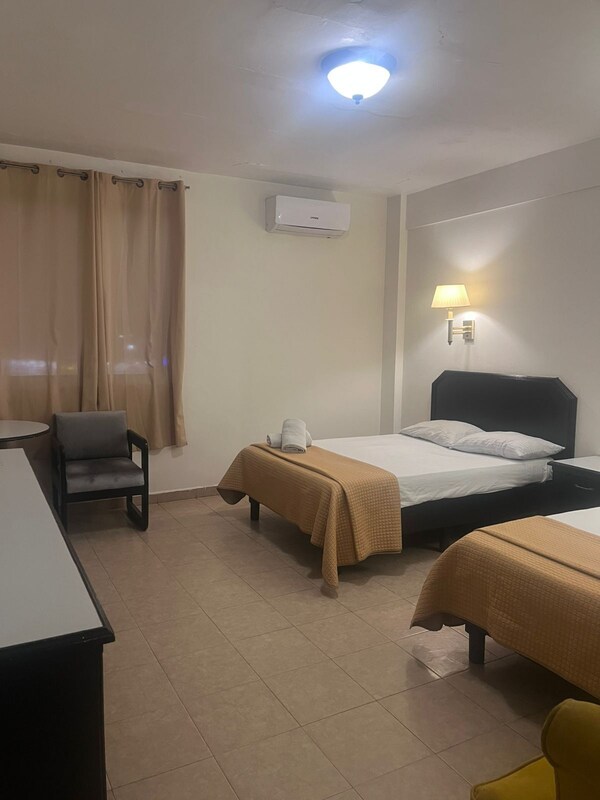 Hotel Plaza California - 레이노사