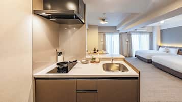 Quarto Quádruplo Deluxe, 2 camas de casal, não fumadores | Cozinha privada | Um frigorífico, um micro-ondas, uma placa de cozinha