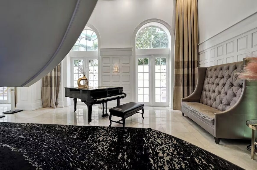 Miami Beach Oceanfront - Pool Bar & Spa - Miami Beach, FL