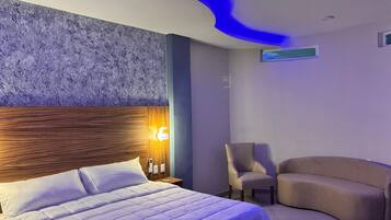 Quarto Standard, varanda, Vista para a cidade | Secretária, secretária adequada para computadores portáteis