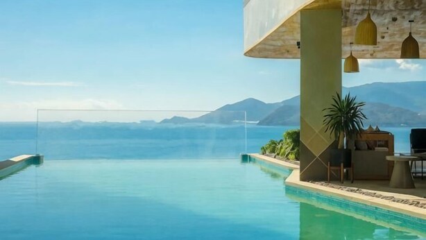 Piscina infinita com vista deslumbrante do oceano e das montanhas.