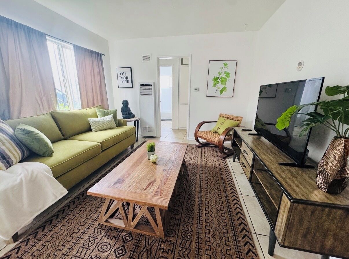 Chic 1-bedroom Sofi, Intuit, Kia Forum Home \N\ndownstairs Left - Carson