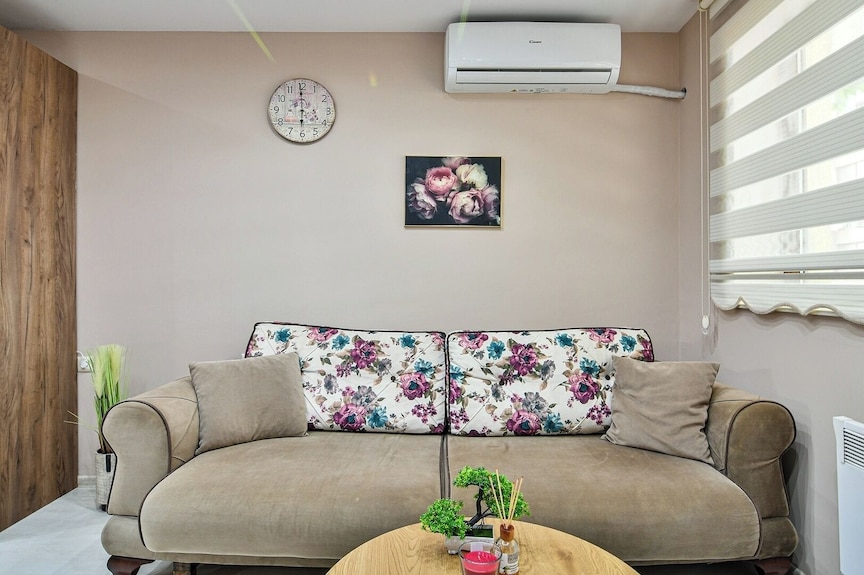 Urban Breeze 2br Apartment With Free Parking - 保加利亞