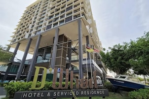 Um hotel com vários andares que oferece apartamentos para temporada.