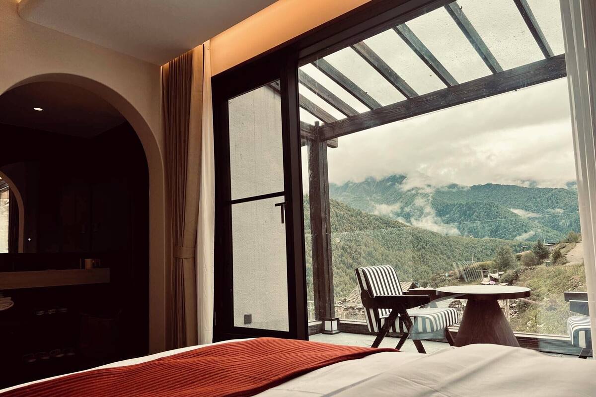 Quarto Twin Tradicional, varanda, vista para a colina | Wi-fi grátis 
