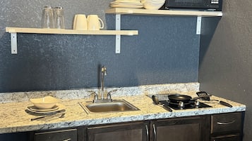 Suite, 1 cama king-size, não fumadores, kitchenette | Cozinha privada | Minifrigorífico, um micro-ondas