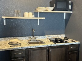 Suite, 1 cama king-size, não fumadores, kitchenette | Cozinha privada | Minifrigorífico, um micro-ondas 