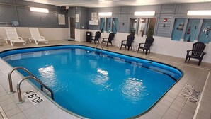 Piscina interior com marcação clara da profundidade de 1,4 metros.