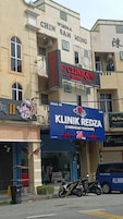 Um edifício com a placa 'CHIN SAM MING' e 'HOTEL ECLINCE'.