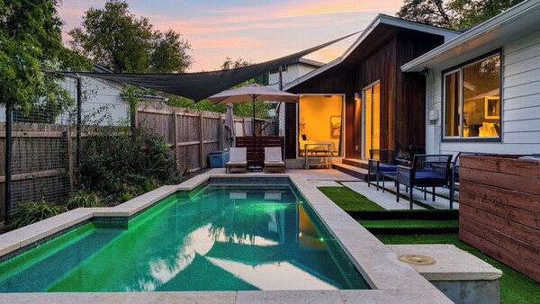 Modern Austin Home W/ Pool, Putting Green & Coffee Nook Townes Retreat By Avantstay - Austin, TX