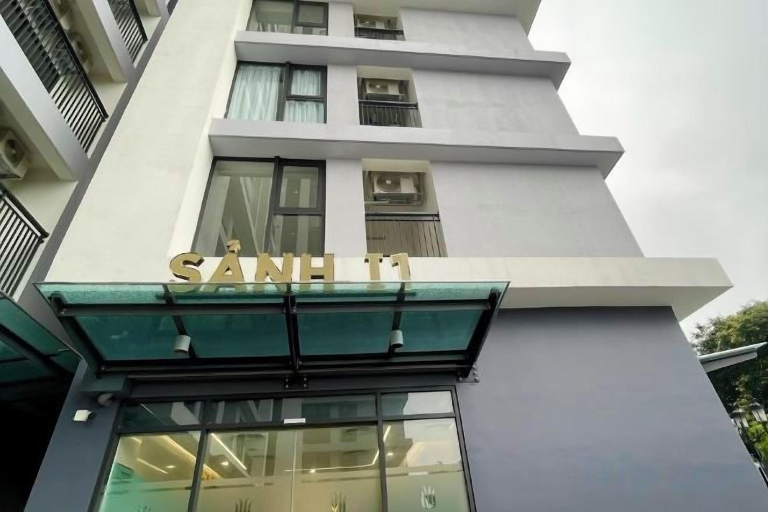 Um edifício moderno com uma placa que diz 'SÀNH T1'.