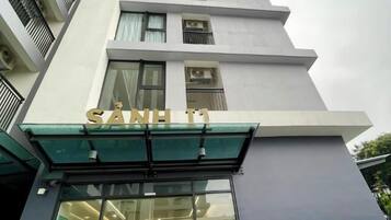 Um edifício moderno com uma placa que diz 'SÀNH T1'.