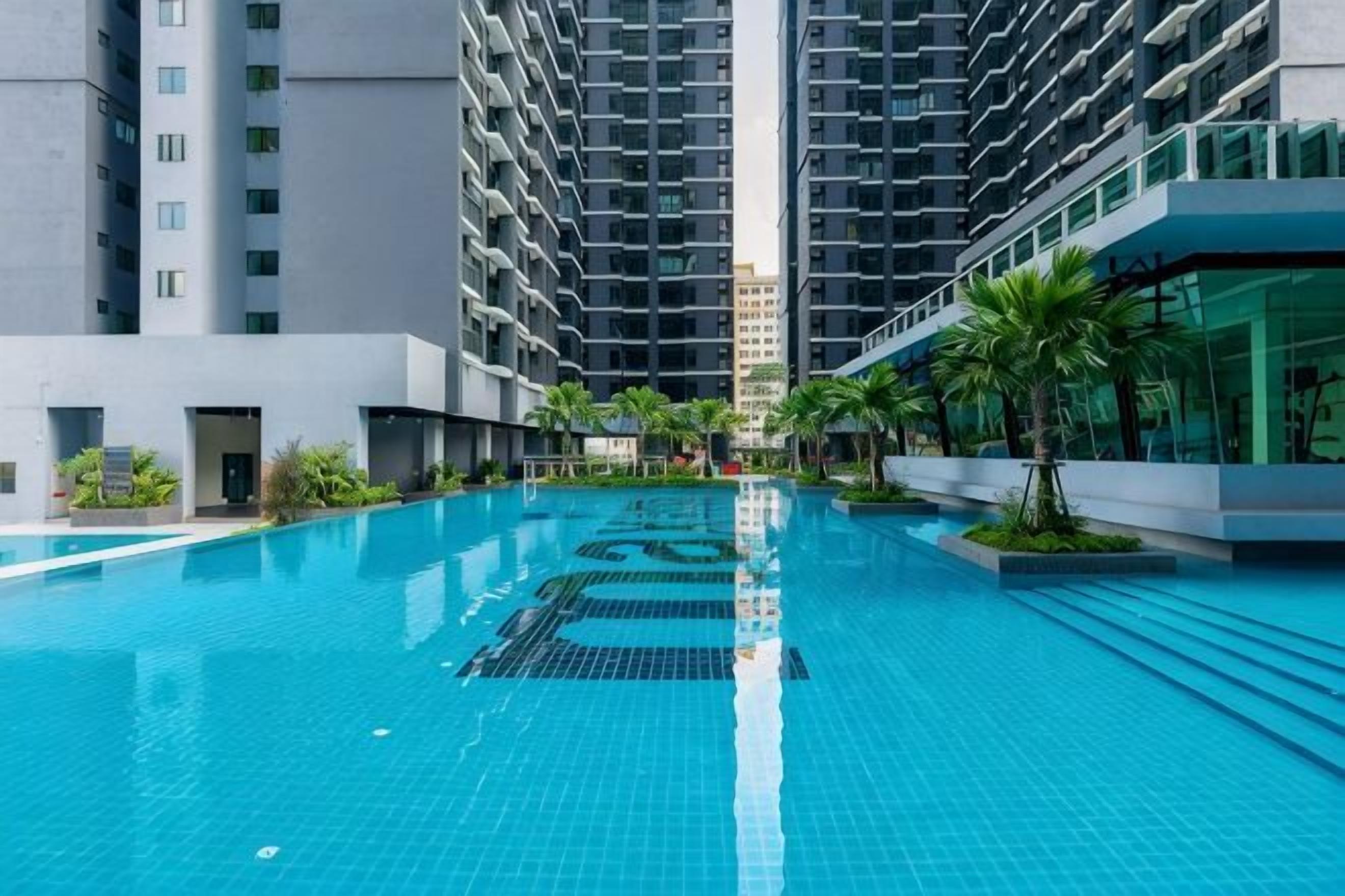 Piscina cercada por edifícios altos e modernos.