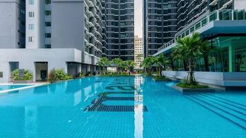 Piscina cercada por edifícios altos e modernos.